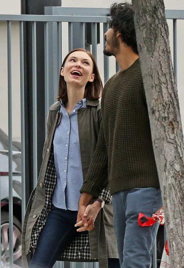 Dev Patel mit Tilda Cobem Hervey an einem Datum in Los Angeles