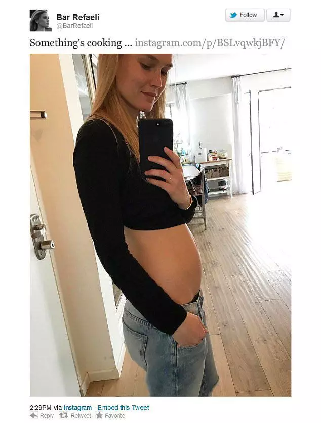 Bar Rafaeli báo cáo rằng cô đang đợi đứa trẻ trên trang của mình trong Instagram