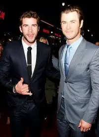 Chris y Liam Hemsworth en el código de vestimenta