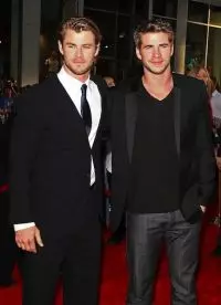 Chris en Liam Hemsworth op de rode wandeling