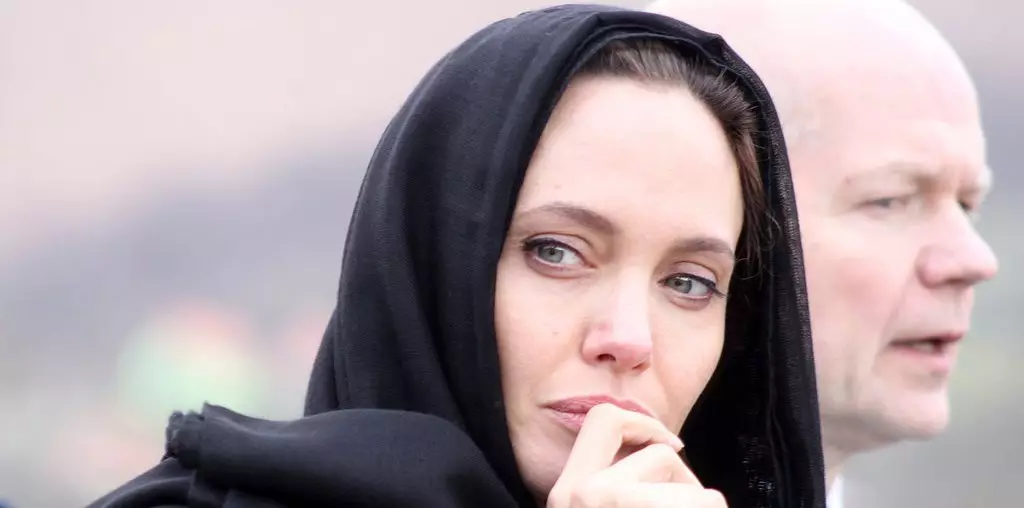 Angelina Jolie thaum tuag?