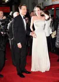 Huday Angelina Jolie sur ruĝa tapiŝo kun Brad Pitt