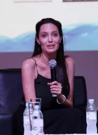 Angelin Jolie dengan mikrofon