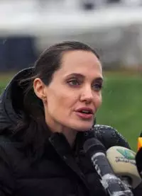 Angelina Jolie melakukan pekerjaan bebas di pelabuhan Yunani Piraeus di depan pengungsi