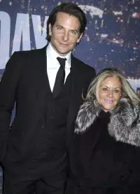 Ibu Bradley Cooper bakal seneng yen irina menehi anak