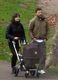 Tom Hardy med sin fru och barn på en promenad