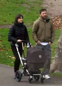 Tom Hardy un Charlotte Riley pastaigā ar bērnu