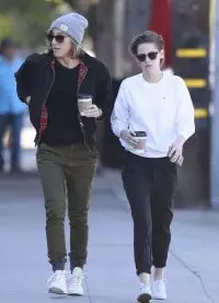 Ο Kristen Stewart περπατά με την Alicia Kargail