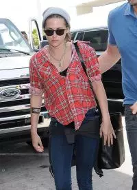 Kristen Stewart גייט צו די אַעראָפּאָרט