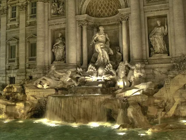 Trevi Fountain a Roum