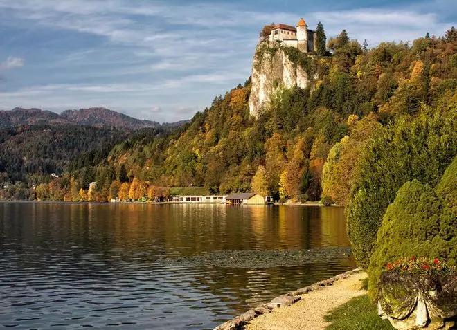 Kastil ini terletak di dekat Danau Bled