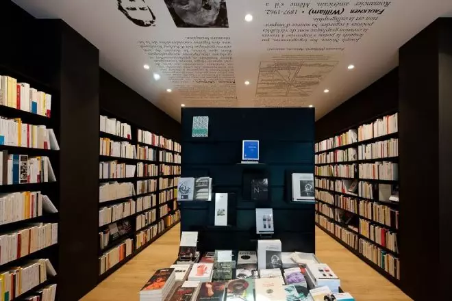 Dentro da librería Bruxelas
