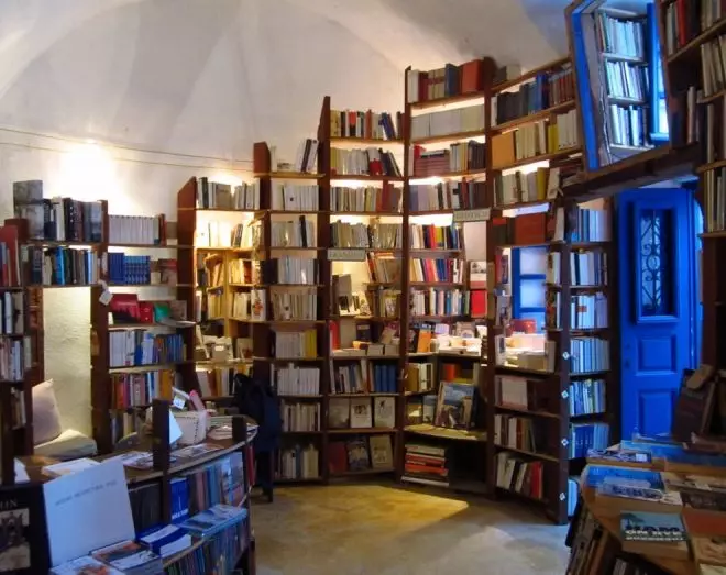 Dentro dunha tenda de libros en Grecia