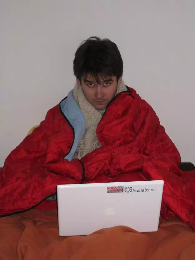 Nwoke na laptop na blanket