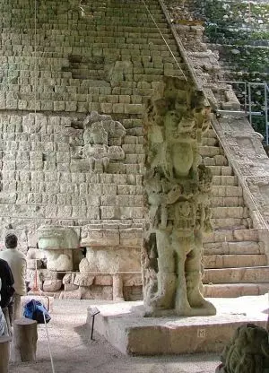 Skulpture vis-à-vis vun der hieroglyphescher Trapen