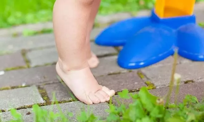 Let's allow children to walk on solid barefoot surfaces