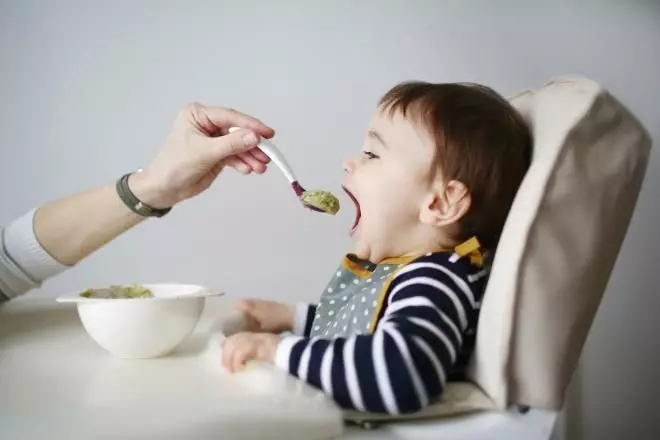 Alimentar a los niños