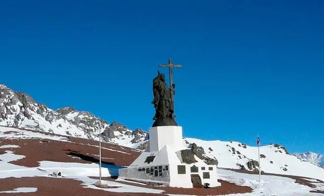 மீட்பர் கிறிஸ்து ஒரு கவரத்தக்க சிற்பம்