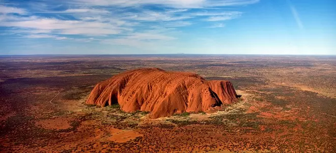 ភ្នំ uluru នៅអូស្ត្រាលី