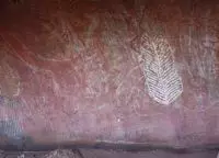 Desenhos elegantes nas cavernas de Uluru