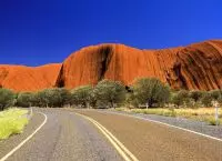 Dirigindo parte ao lado de Uluru