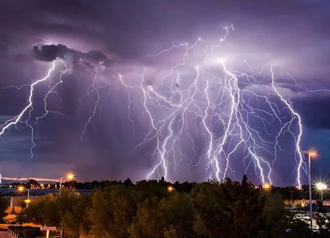 اسطوره رعد و برق نمی تواند در یک مکان دو بار ضربه (1)