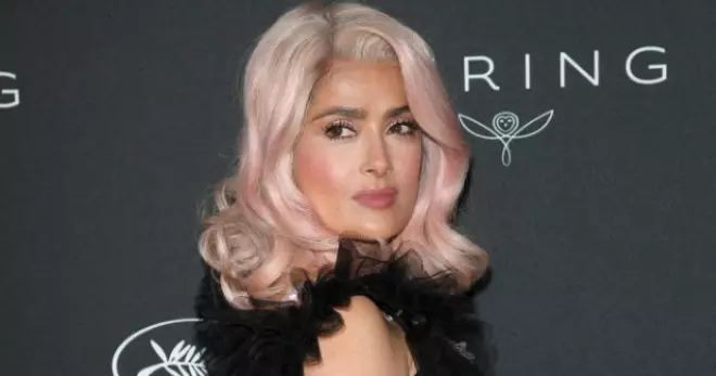 Салма Хайек изненада феновете с розов цвят на косата при жените в движение