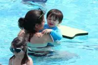 Princess enseñó al hijo de 2 años, Raphael Swim