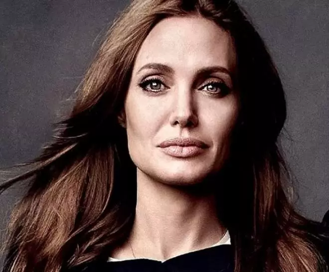 Angelina Jolie tana kula da fatarsu