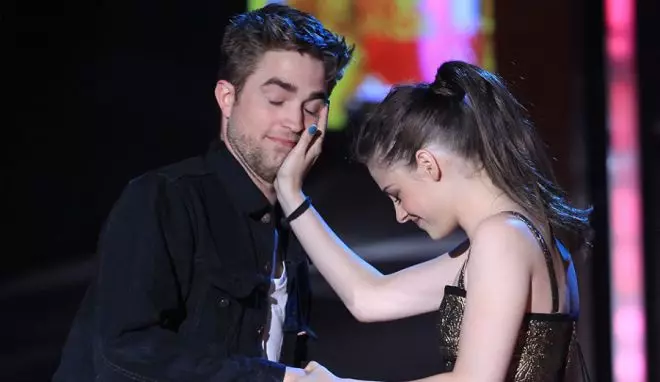 Chuaigh Kristen Stewart agus Robert Pattinson le chéile sa bharra