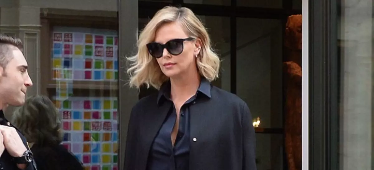 Charlize Theron alionyesha bra yake katika Flashmob ya kike.