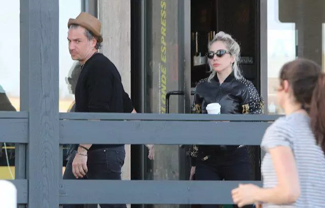 Lady Gaga en Christiano Carino komen uit de coffeeshop