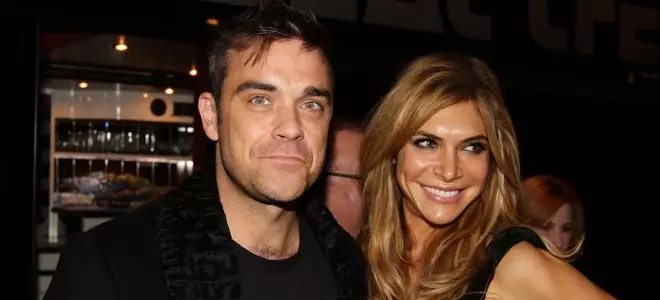 Robbie Williams ធ្វើការយ៉ាងសកម្ម ... ​​នៅខាងលើទស្សនៈរបស់កូនទីបី!