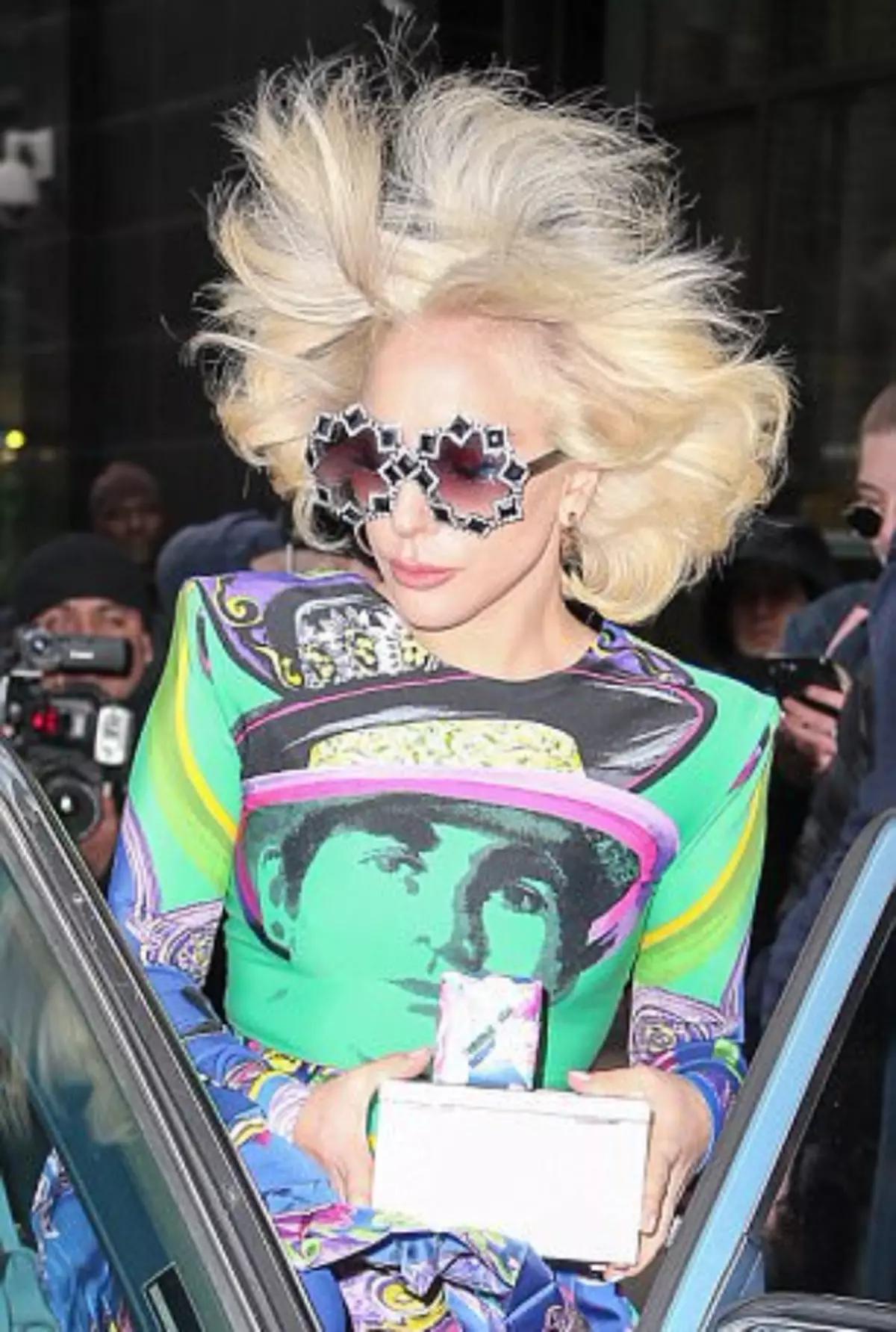 Lady Gaga s'asseu en un cotxe