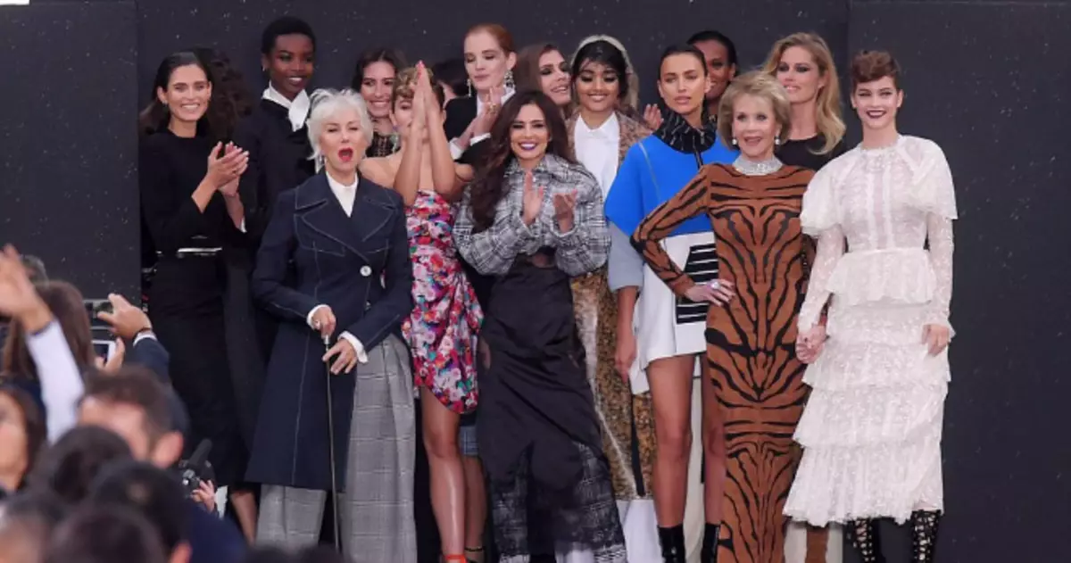 72-годишната Хелън Мирън и 79-годишната Джейн Фондация засенчи всички на шоуто L'Oréal Paris в Париж