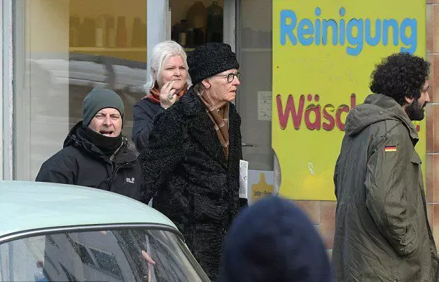 Tilda Suinton i bildet av en eldre mann på skytingen av filmens suspensjon