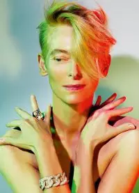 Tilda нь гайхалтай эмэгтэйлэг харагдаж магадгүй юм