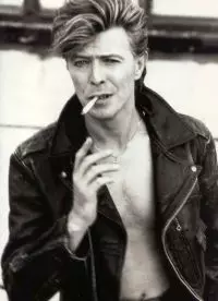 David Bowie dengan rokok