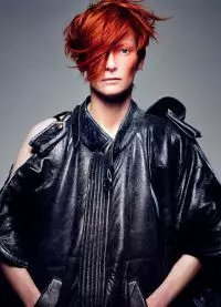 Tilda Suinton dengan rambut merah