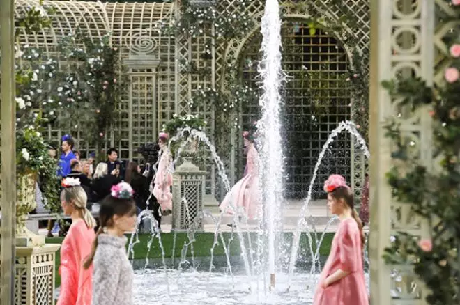 Mostrando a marca da coleção de primavera-verão chanel