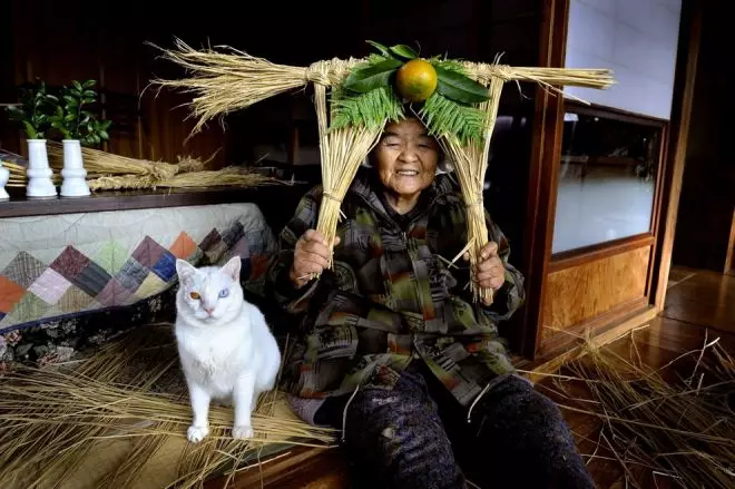 La nonna con un gatto sciocchi