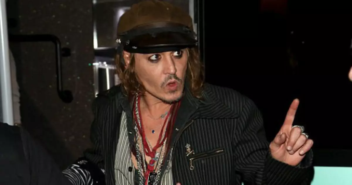 Johnny Depp sekali lagi mengganggu tatu yang didedikasikan untuk Amber Hurd