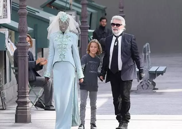 Karl Lagerfeld avec l'un des modèles