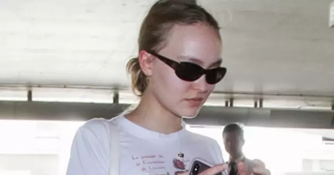 Lily Rose Depp viste at hun kunne være annerledes, satt på en enkel t-skjorte med leggings