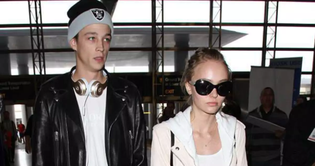 Lily Rose Depp und Ash Mostest teilgenommen nach einem zweijährigen Roman