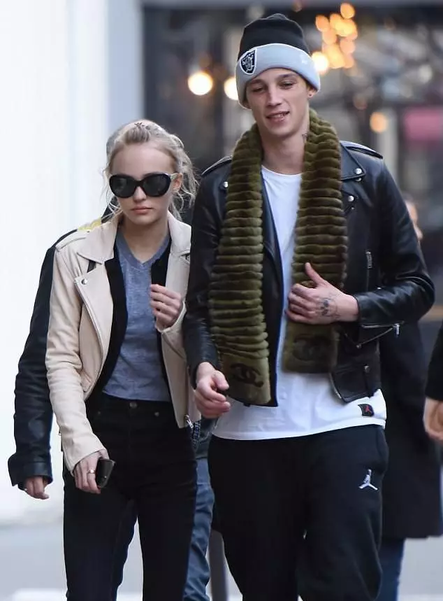 I-Lily Rose Depp kunye ne-Ash Steyim