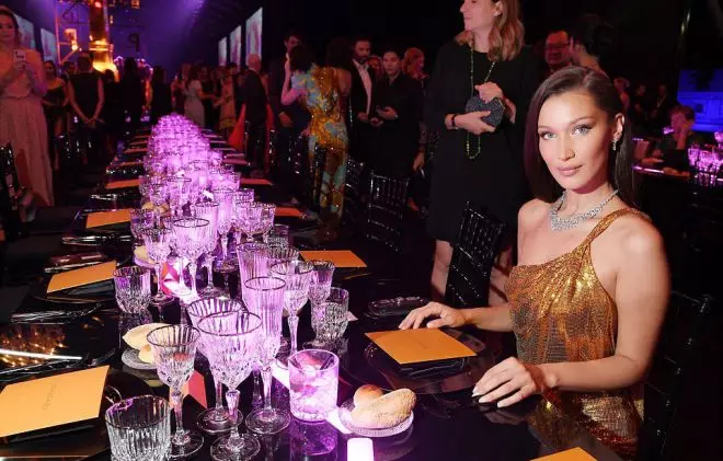 Bella Hadid na mesa