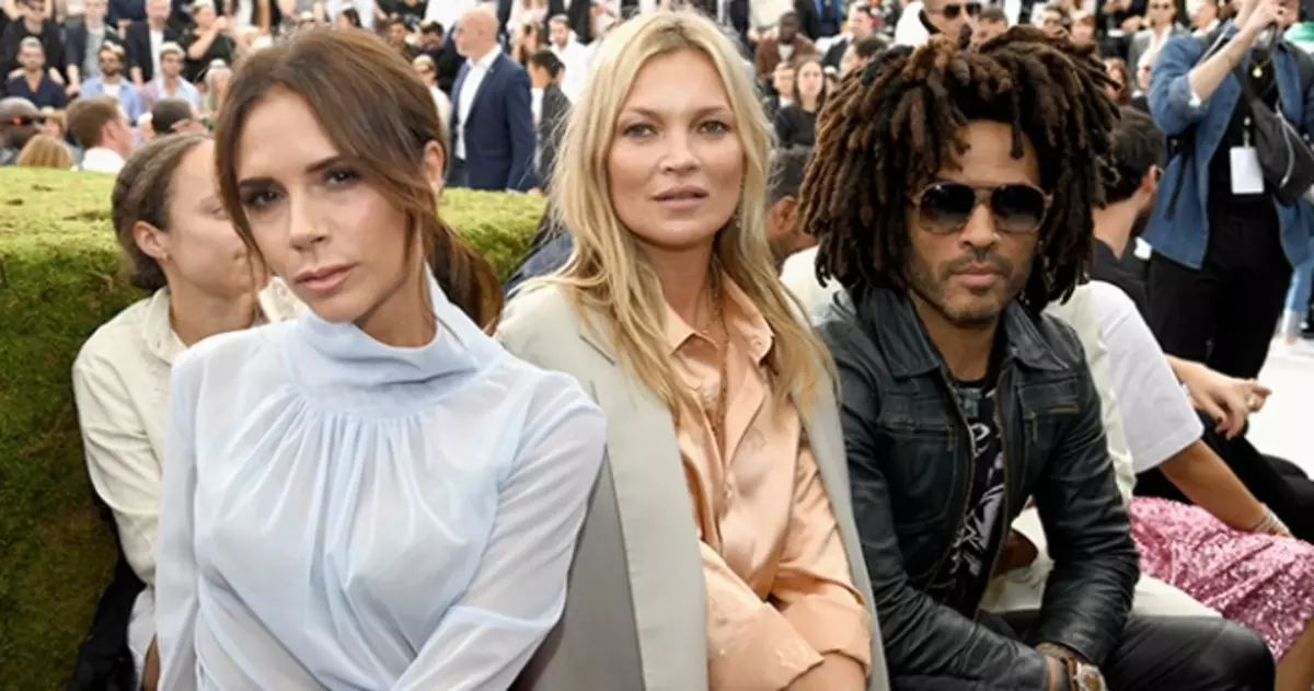 Natalia Vodyanova, Victoria Beckham, Robert Pattinson, Bella Hadid en ander sterre by Dior Show in Parys