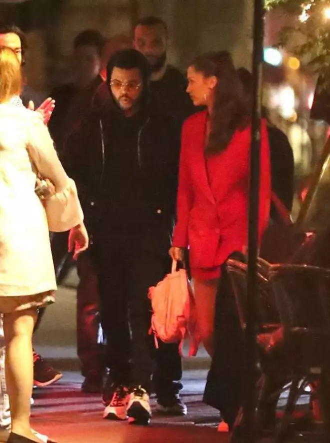 Bella dan Weeknd berjalan di malam Paris