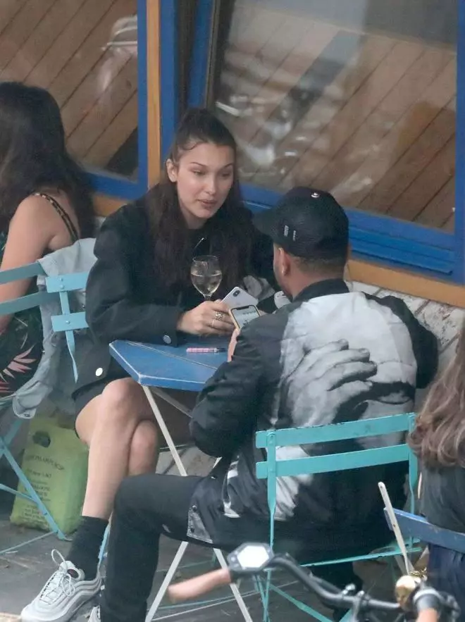 Bella en de Weeknd in een café in Parijs